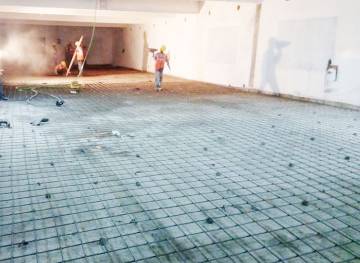 Screed in concrete construction to make surface of slab better.